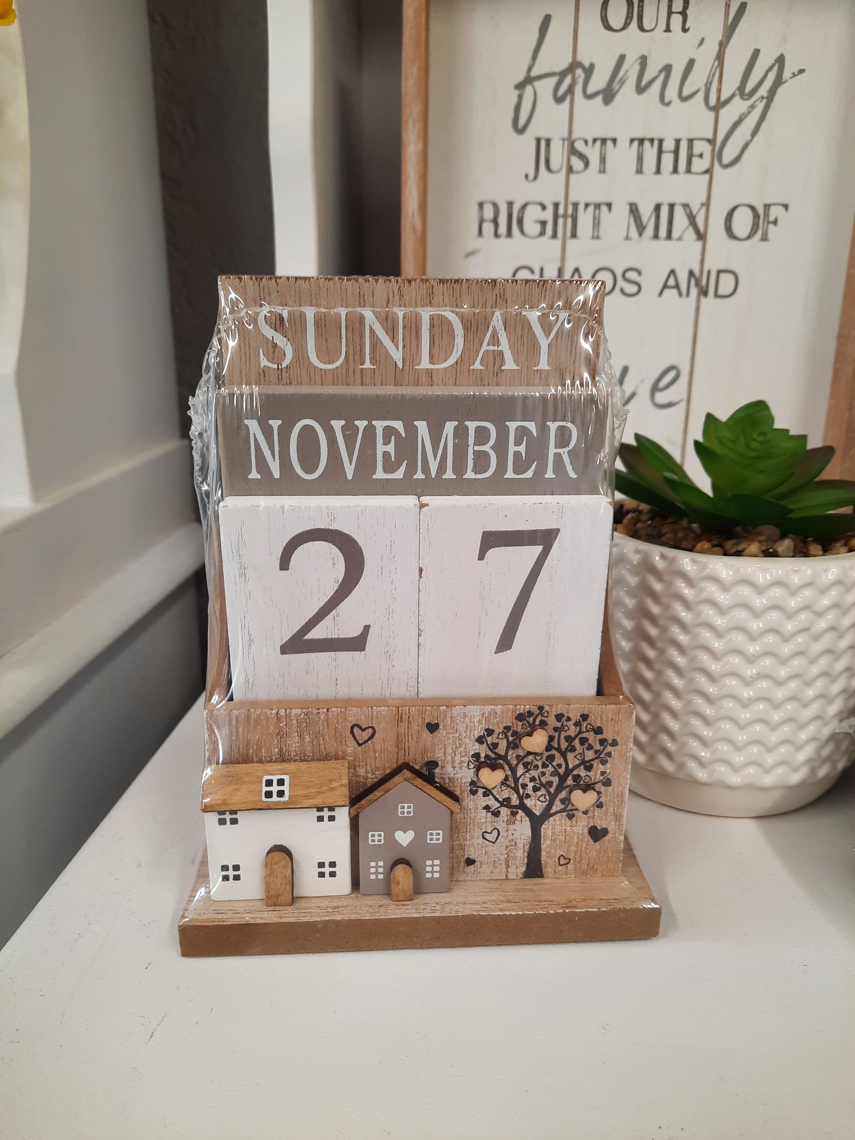 Wooden House Calendar – Hometrends UK