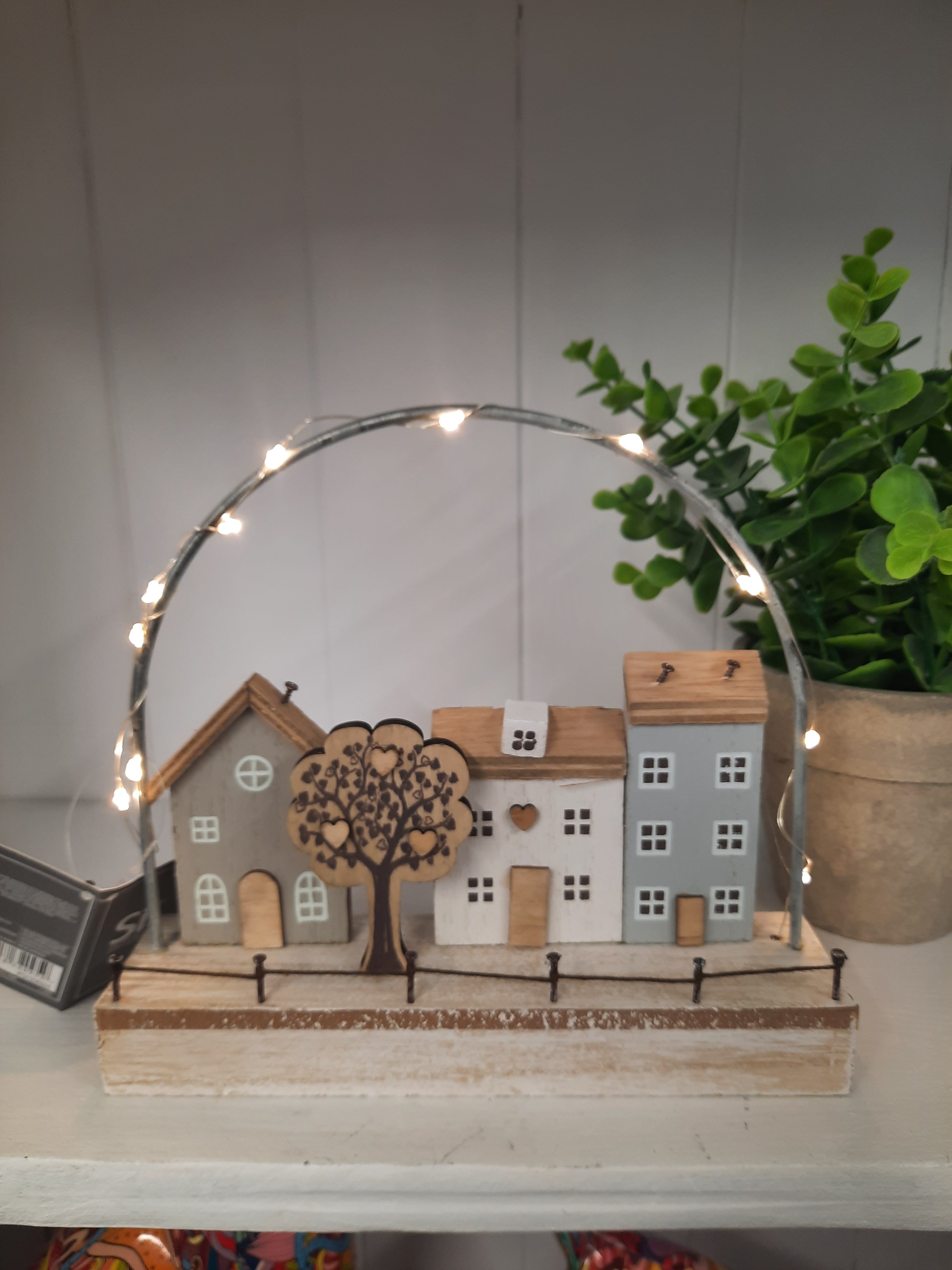 Wooden House and Tree LED Scene – Hometrends UK